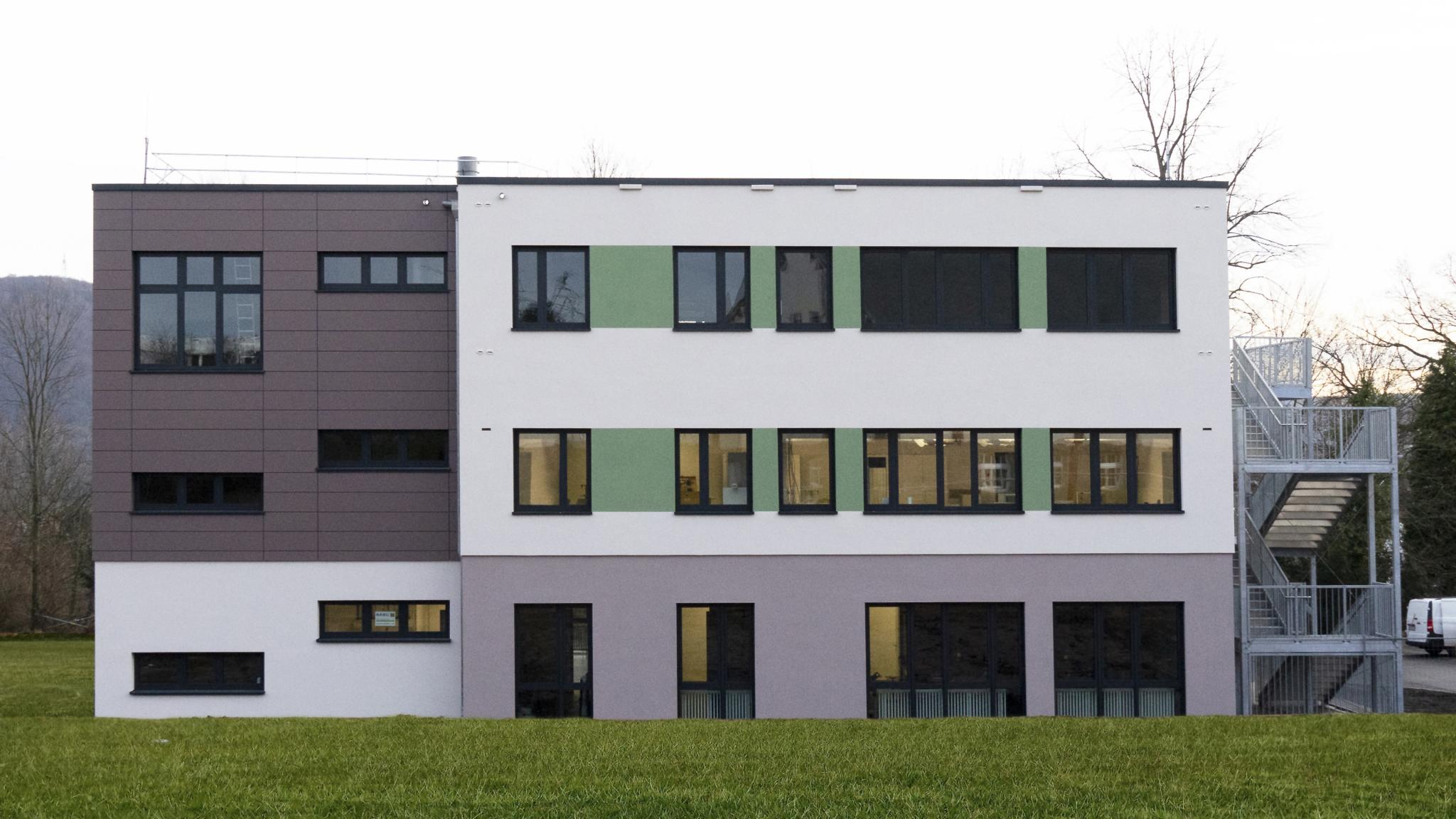 Schulneubau in Modulbauweise mit moderner Fassade | SÄBU